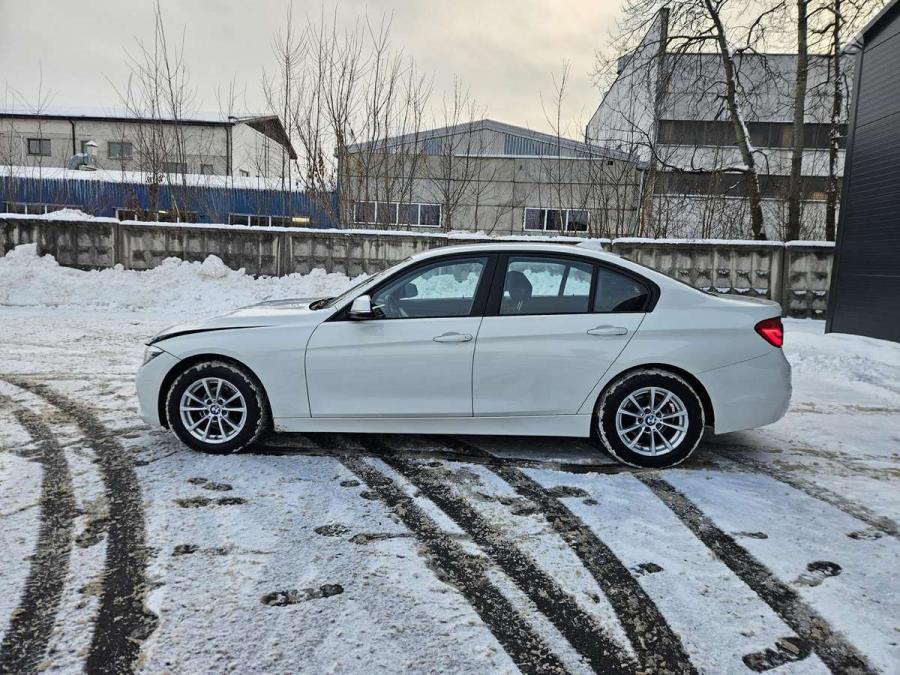 White BMW 318 2017 in Kaunas, with an engine capacity of 1.50 L and mileage of 128 thousand km for 6500 €, photo 4 on AUTOMOTO.COM.LV