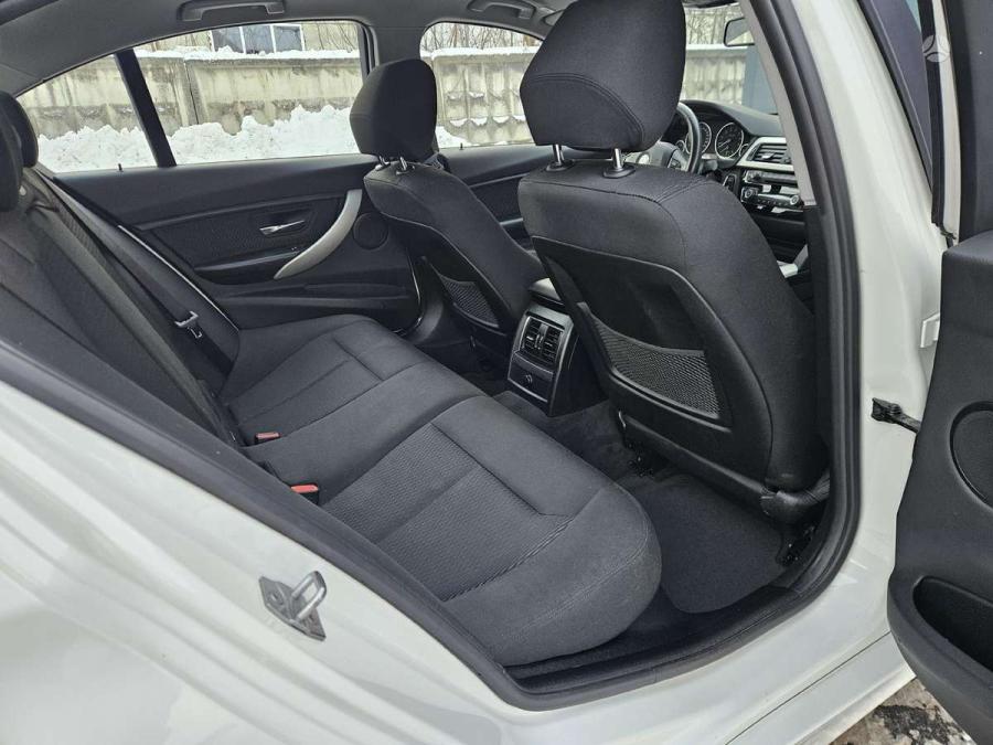 White BMW 318 2017 in Kaunas, with an engine capacity of 1.50 L and mileage of 128 thousand km for 6500 €, photo 19 on AUTOMOTO.COM.LV
