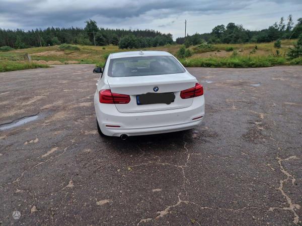 White BMW 318 2017 in Trakai, with an engine capacity of 1.50 L and mileage of 128 thousand km for 12500 €, photo 8 on AUTOMOTO.COM.LV