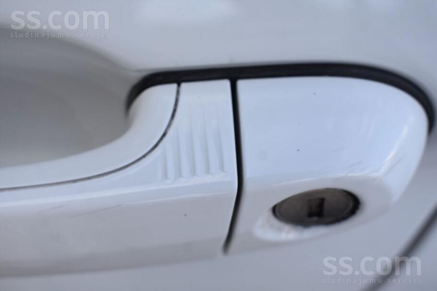 White BMW 318 2017 in Talsi, with an engine capacity of 2.00 L and mileage of 263 thousand km for 9900 €, photo 11 on AUTOMOTO.COM.LV