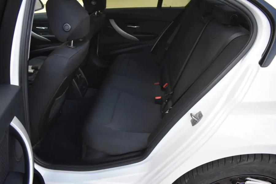White BMW 318 2017 in Talsi, with an engine capacity of 2.00 L and mileage of 263 thousand km for 9900 €, photo 9 on AUTOMOTO.COM.LV