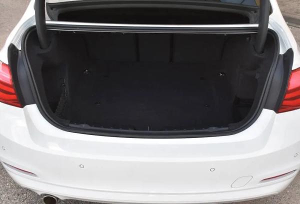 White BMW 318 2017 in Talsi, with an engine capacity of 2.00 L and mileage of 263 thousand km for 9900 €, photo 9 on AUTOMOTO.COM.LV