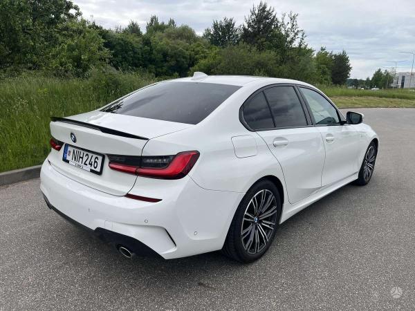 White BMW 318 2020 in Vilnius, with an engine capacity of 2.00 L and mileage of 185 thousand km for 21450 €, photo 5 on AUTOMOTO.COM.LV