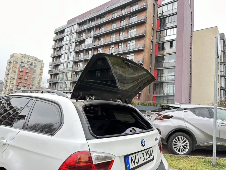 White BMW 318 2008 in Riga, with an engine capacity of 2.00 L and mileage of 252 thousand km for 3990 €, photo 8 on AUTOMOTO.COM.LV