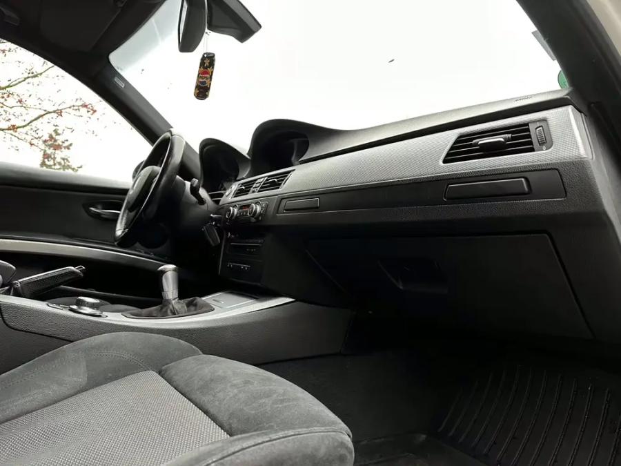 White BMW 318 2008 in Riga, with an engine capacity of 2.00 L and mileage of 252 thousand km for 3990 €, photo 11 on AUTOMOTO.COM.LV