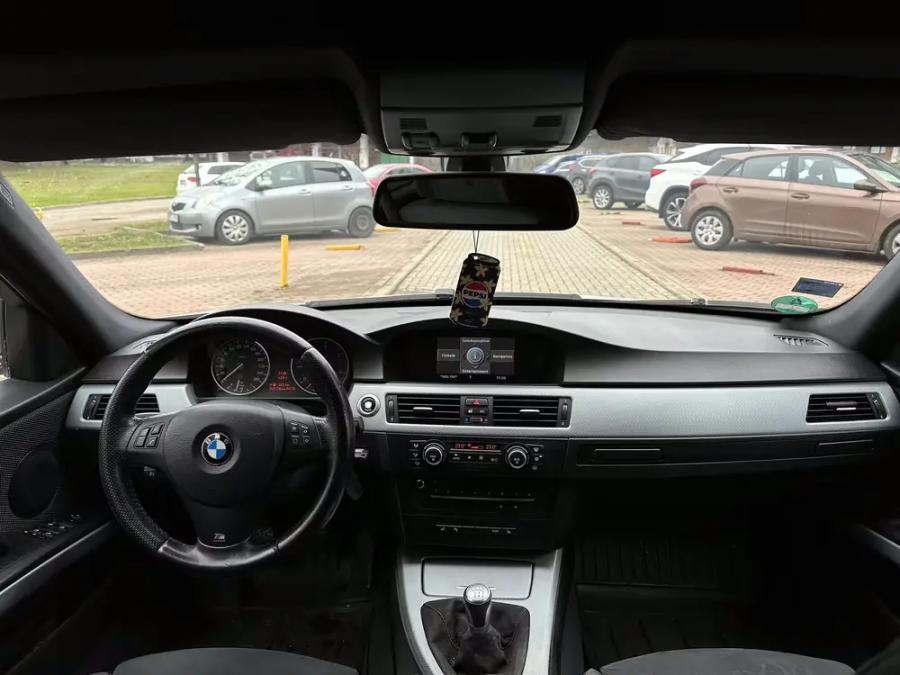 White BMW 318 2008 in Riga, with an engine capacity of 2.00 L and mileage of 252 thousand km for 3990 €, photo 14 on AUTOMOTO.COM.LV