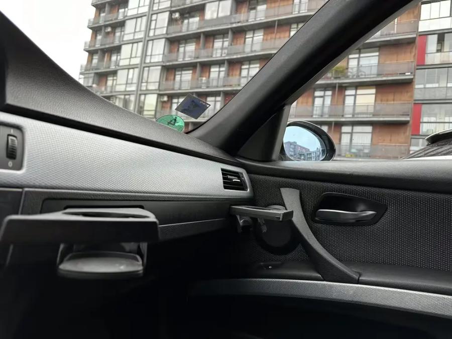 White BMW 318 2008 in Riga, with an engine capacity of 2.00 L and mileage of 252 thousand km for 3990 €, photo 24 on AUTOMOTO.COM.LV