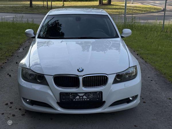 White BMW 318 2009 in Utena, with an engine capacity of 2.00 L and mileage of 272 thousand km for 4990 €, photo 5 on AUTOMOTO.COM.LV