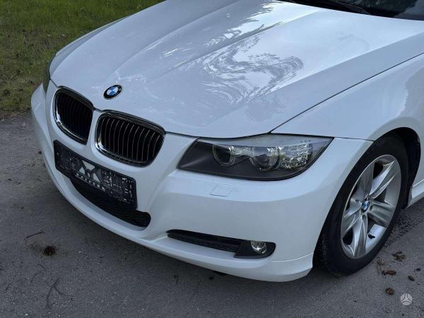 White BMW 318 2009 in Utena, with an engine capacity of 2.00 L and mileage of 272 thousand km for 4990 €, photo 8 on AUTOMOTO.COM.LV