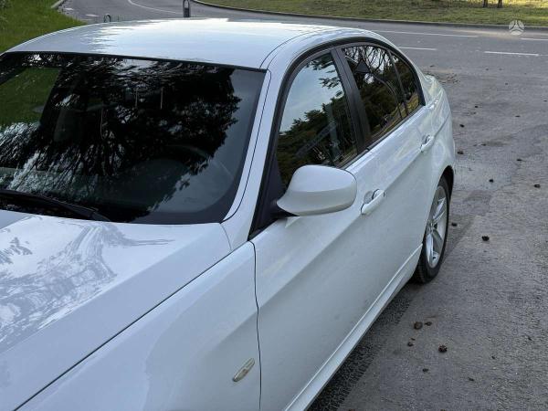 White BMW 318 2009 in Utena, with an engine capacity of 2.00 L and mileage of 272 thousand km for 4990 €, photo 9 on AUTOMOTO.COM.LV