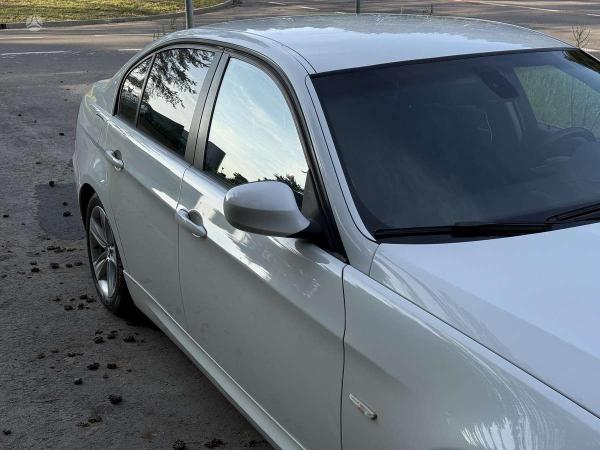 White BMW 318 2009 in Utena, with an engine capacity of 2.00 L and mileage of 272 thousand km for 4990 €, photo 10 on AUTOMOTO.COM.LV