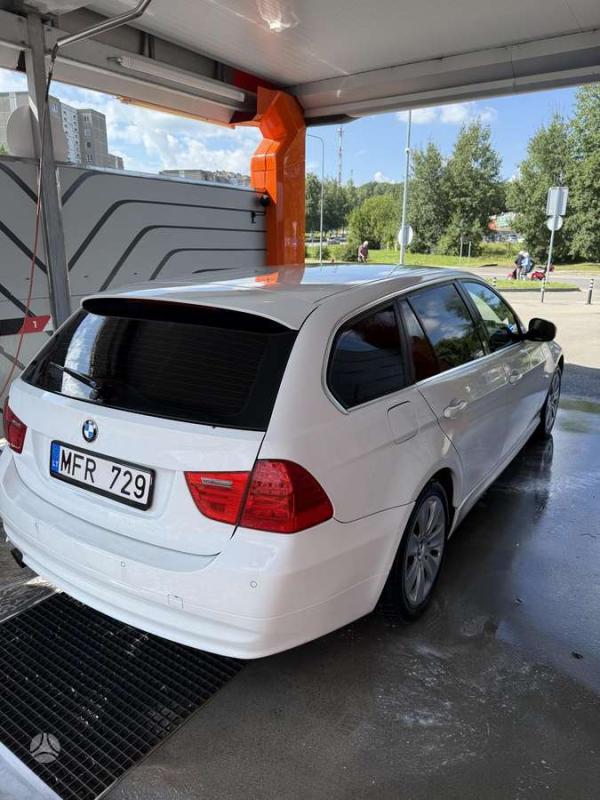 White BMW 318 2009 in Alytus, with an engine capacity of 2.00 L and mileage of 300 thousand km for 3299 €, photo 2 on AUTOMOTO.COM.LV