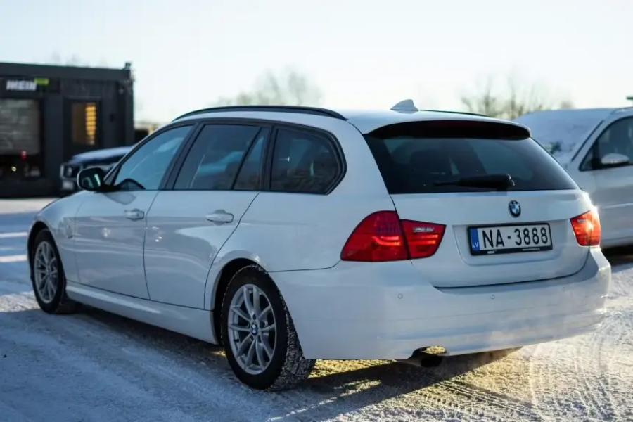 White BMW 318 2010 in Liepaja, with an engine capacity of 2.00 L and mileage of 288 thousand km for 6850 €, photo 3 on AUTOMOTO.COM.LV