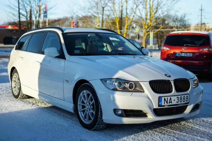 White BMW 318 2010 in Liepaja, with an engine capacity of 2.00 L and mileage of 288 thousand km for 6850 €, photo 6 on AUTOMOTO.COM.LV