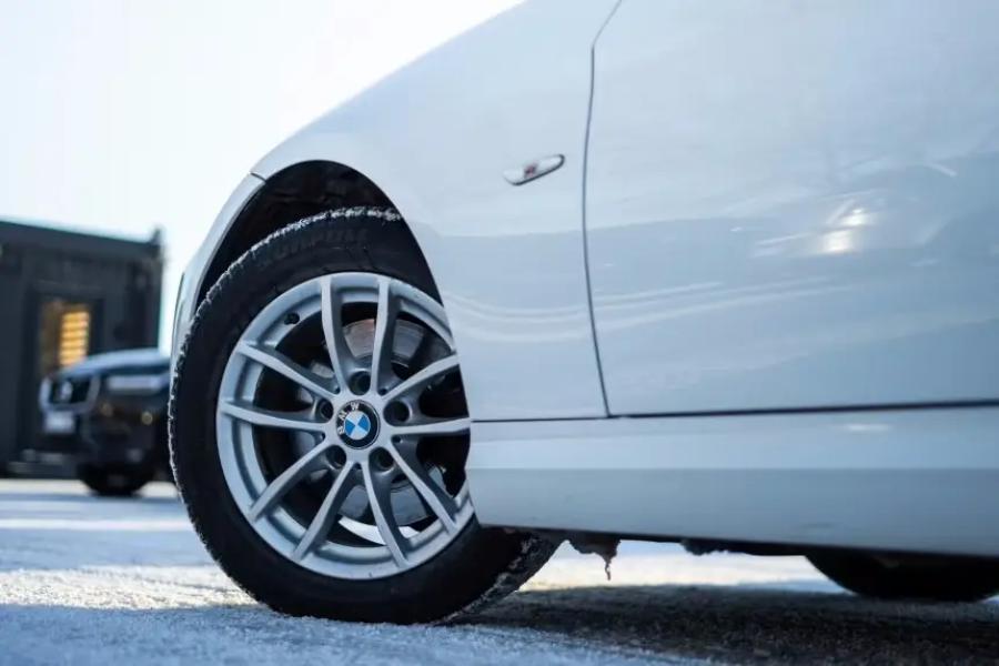 White BMW 318 2010 in Liepaja, with an engine capacity of 2.00 L and mileage of 288 thousand km for 6850 €, photo 9 on AUTOMOTO.COM.LV
