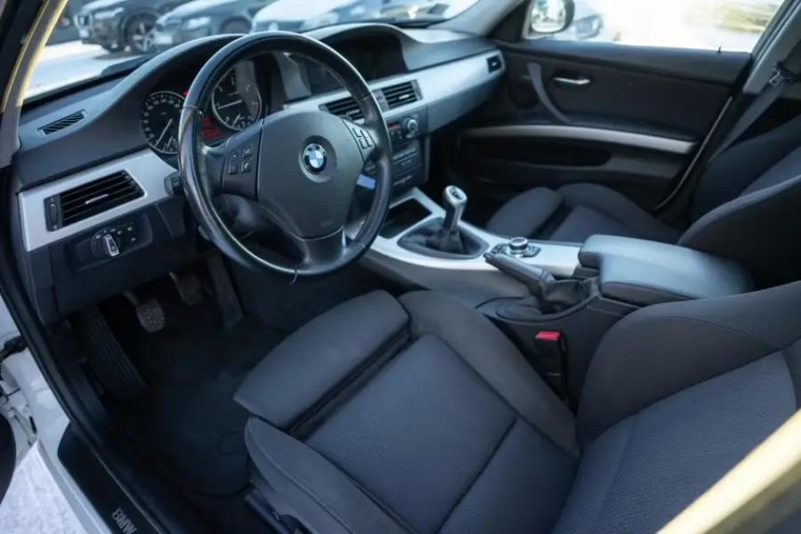 White BMW 318 2010 in Liepaja, with an engine capacity of 2.00 L and mileage of 288 thousand km for 6850 €, photo 12 on AUTOMOTO.COM.LV