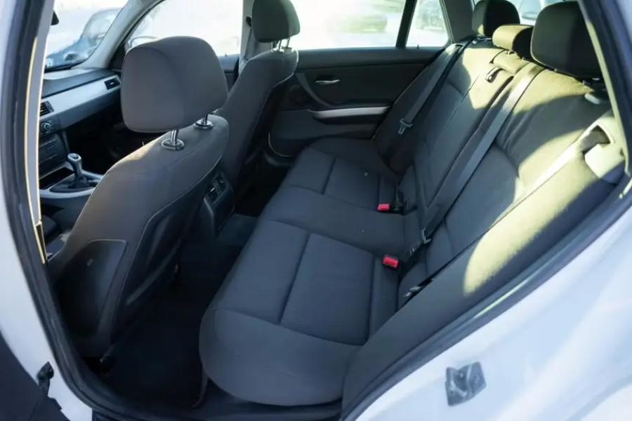 White BMW 318 2010 in Liepaja, with an engine capacity of 2.00 L and mileage of 288 thousand km for 6850 €, photo 13 on AUTOMOTO.COM.LV