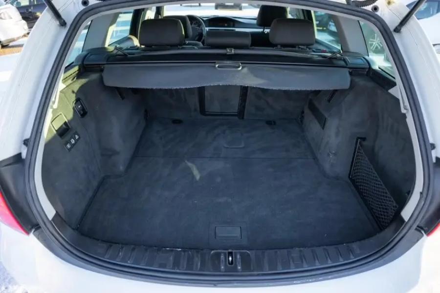 White BMW 318 2010 in Liepaja, with an engine capacity of 2.00 L and mileage of 288 thousand km for 6850 €, photo 14 on AUTOMOTO.COM.LV