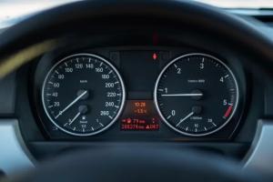 White BMW 318 2010 in Liepaja, with an engine capacity of 2.00 L and mileage of 288 thousand km for 6850 €, photo 18 on AUTOMOTO.COM.LV