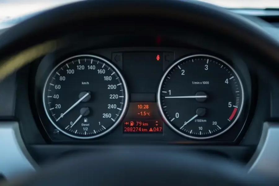 White BMW 318 2010 in Liepaja, with an engine capacity of 2.00 L and mileage of 288 thousand km for 6850 €, photo 18 on AUTOMOTO.COM.LV