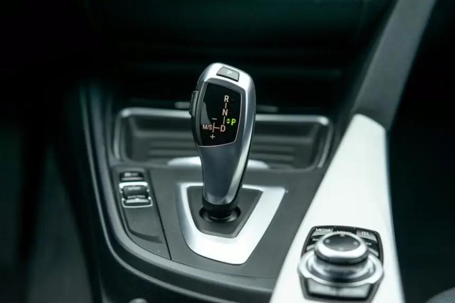 Balts BMW 318 2013 Liepāja, ar dzinēja tilpumu 2.00 L un nobraukumu 160 tūkst. km par 11750 €, foto 15 vietnē AUTOMOTO.COM.LV