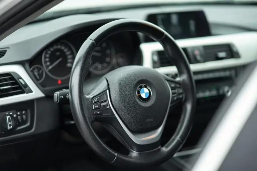 Balts BMW 318 2013 Liepāja, ar dzinēja tilpumu 2.00 L un nobraukumu 160 tūkst. km par 11750 €, foto 16 vietnē AUTOMOTO.COM.LV
