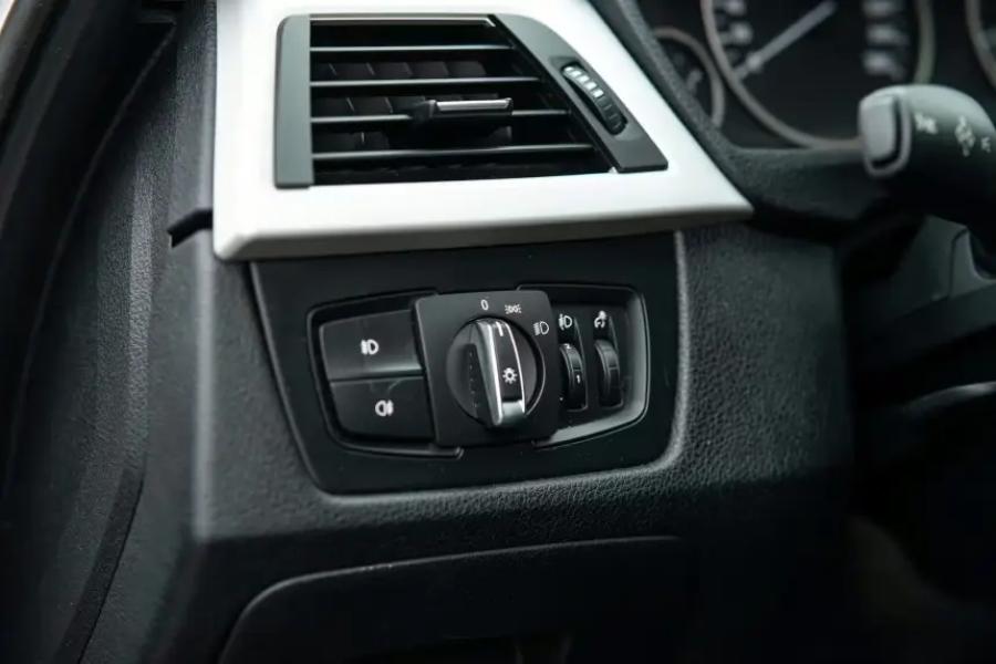 Balts BMW 318 2013 Liepāja, ar dzinēja tilpumu 2.00 L un nobraukumu 160 tūkst. km par 11750 €, foto 18 vietnē AUTOMOTO.COM.LV
