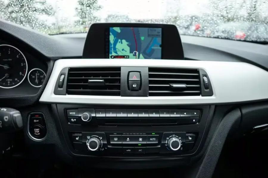 Balts BMW 318 2013 Liepāja, ar dzinēja tilpumu 2.00 L un nobraukumu 160 tūkst. km par 11750 €, foto 28 vietnē AUTOMOTO.COM.LV