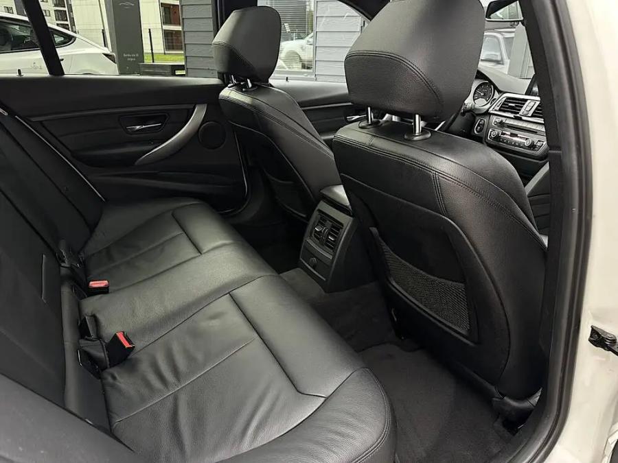 White BMW 318 2013 in Jelgava, with an engine capacity of 2.00 L and mileage of 240 thousand km for 11700 €, photo 9 on AUTOMOTO.COM.LV