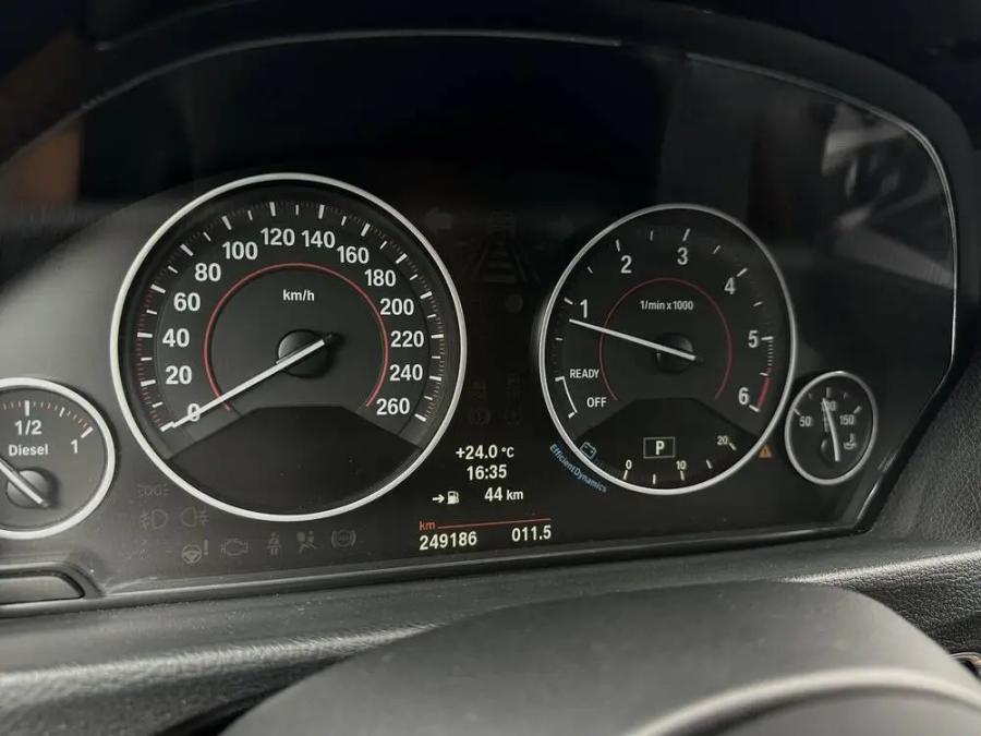 White BMW 318 2013 in Jelgava, with an engine capacity of 2.00 L and mileage of 240 thousand km for 11700 €, photo 17 on AUTOMOTO.COM.LV