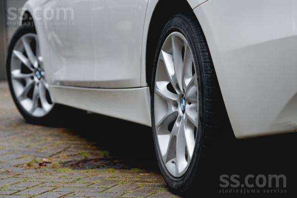 White BMW 318 2014 in Riga, with an engine capacity of 2.00 L and mileage of 263 thousand km for 10600 €, photo 4 on AUTOMOTO.COM.LV