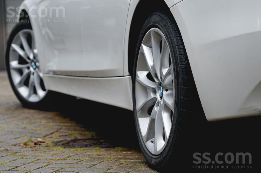 White BMW 318 2014 in Riga, with an engine capacity of 2.00 L and mileage of 263 thousand km for 10600 €, photo 5 on AUTOMOTO.COM.LV