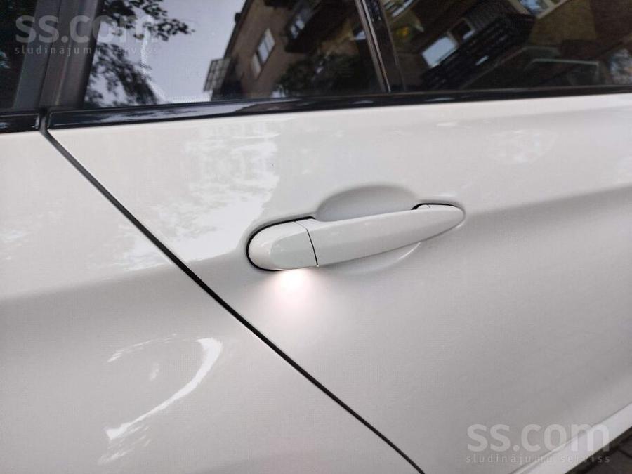White BMW 318 2016 in Riga, with an engine capacity of 2.00 L and mileage of 213 thousand km for 10900 €, photo 11 on AUTOMOTO.COM.LV