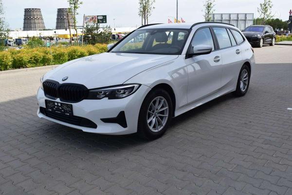 White BMW 318 2019 in Vilnius, with an engine capacity of 2.00 L and mileage of 98 thousand km for 19000 €, photo 4 on AUTOMOTO.COM.LV