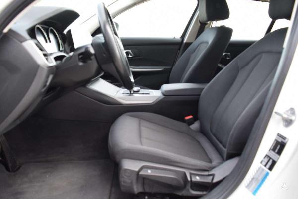 White BMW 318 2019 in Vilnius, with an engine capacity of 2.00 L and mileage of 98 thousand km for 19000 €, photo 10 on AUTOMOTO.COM.LV