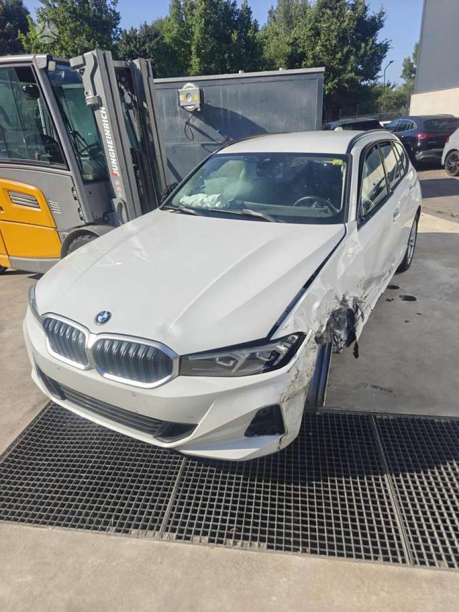 White BMW 318 2023 in Kaunas, with an engine capacity of 0.20 L and mileage of 99 thousand km for 12800 €, photo 3 on AUTOMOTO.COM.LV