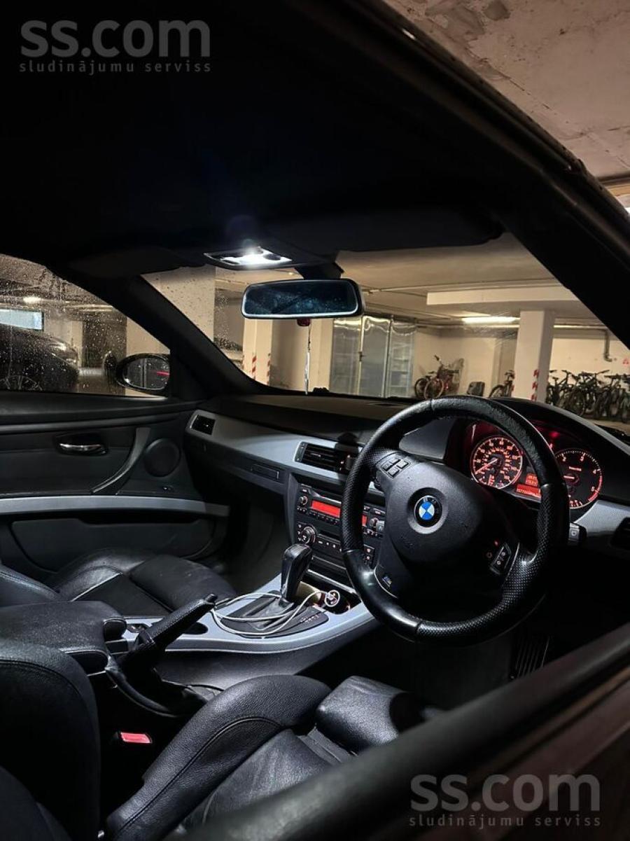 Black BMW 320 2008 in Riga, with an engine capacity of 2.00 L and mileage of 157 thousand km for 2990 €, photo 4 on AUTOMOTO.COM.LV