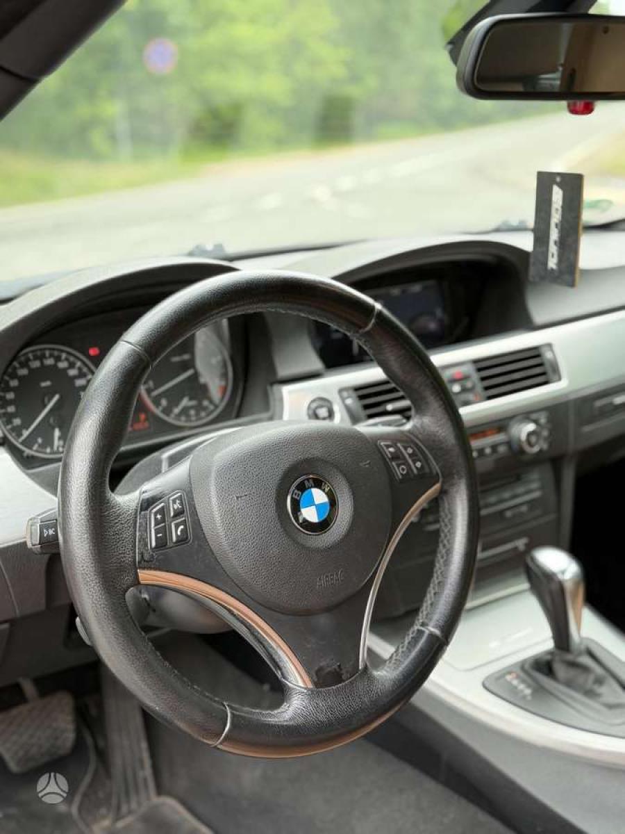 Black BMW 320 2009 in Vilnius, with an engine capacity of 2.00 L and mileage of 257 thousand km for 8200 €, photo 13 on AUTOMOTO.COM.LV