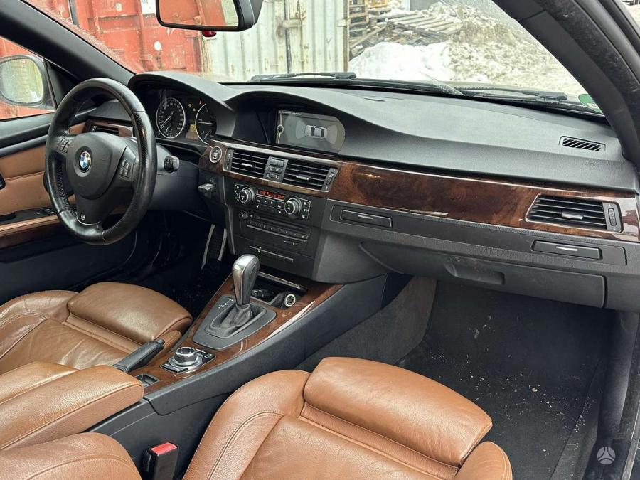 Melns BMW 320 2010 Kauņa, ar dzinēja tilpumu 2.00 L un nobraukumu 240 tūkst. km par 6900 €, foto 6 vietnē AUTOMOTO.COM.LV