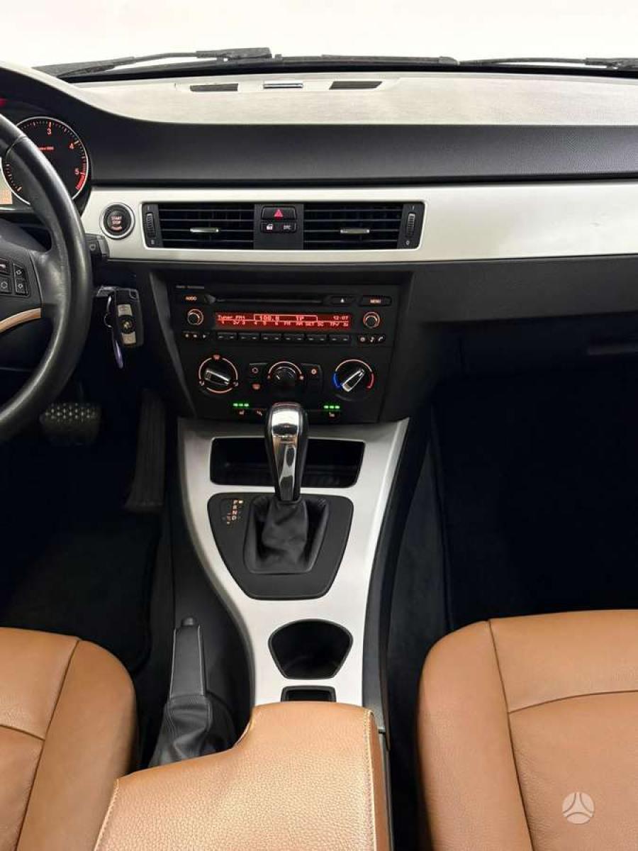 Melns BMW 320 2010 Marijampole, ar dzinēja tilpumu 2.00 L un nobraukumu 200 tūkst. km par 7750 €, foto 22 vietnē AUTOMOTO.COM.LV