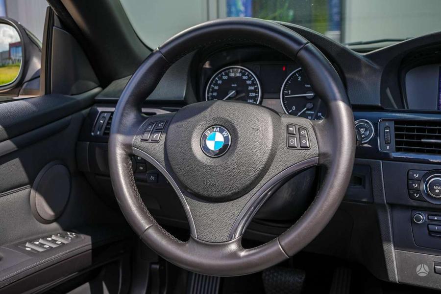 Black BMW 320 2011 in Kaunas, with an engine capacity of 2.00 L and mileage of 271 thousand km for 9250 €, photo 18 on AUTOMOTO.COM.LV