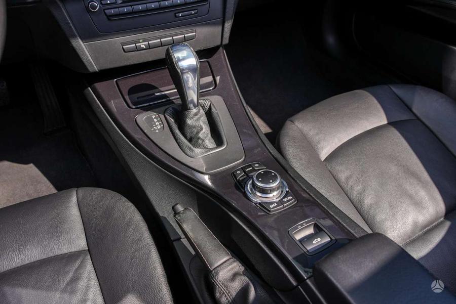Black BMW 320 2011 in Kaunas, with an engine capacity of 2.00 L and mileage of 271 thousand km for 9250 €, photo 22 on AUTOMOTO.COM.LV