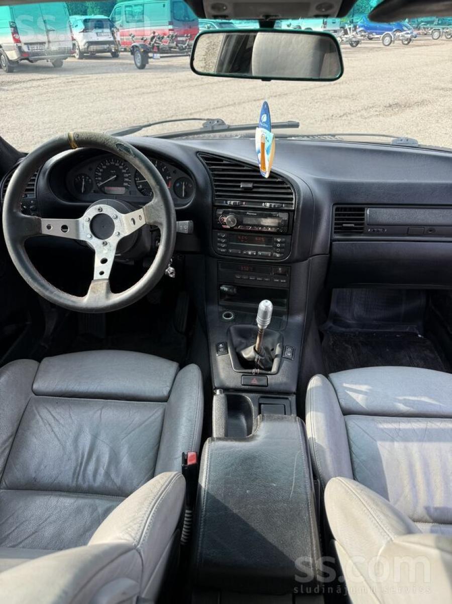 Black BMW 320 1994 in Riga, with an engine capacity of 2.80 L and mileage of 308 thousand km for 5800 €, photo 6 on AUTOMOTO.COM.LV
