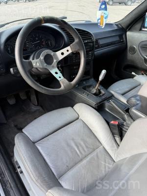 Black BMW 320 1994 in Riga, with an engine capacity of 2.80 L and mileage of 308 thousand km for 5800 €, photo 7 on AUTOMOTO.COM.LV