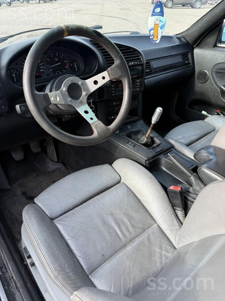 Black BMW 320 1994 in Riga, with an engine capacity of 2.80 L and mileage of 308 thousand km for 5800 €, photo 7 on AUTOMOTO.COM.LV