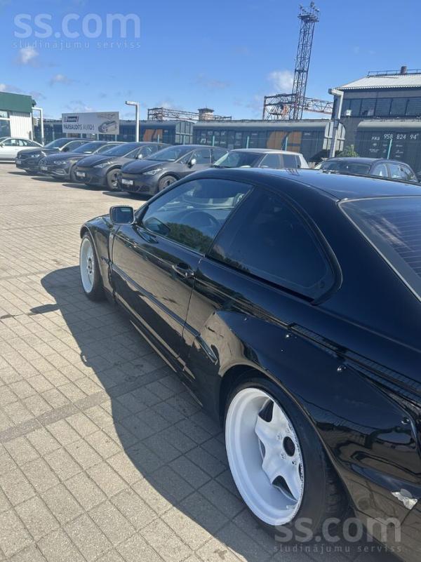 Black BMW 320 2000 in Liepaja, with an engine capacity of 2.00 L and mileage of 323 thousand km for 2700 €, photo 3 on AUTOMOTO.COM.LV