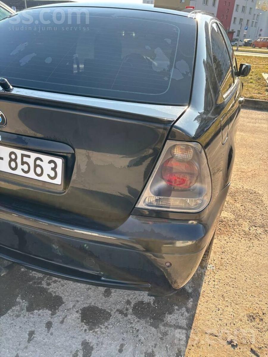Black BMW 320 2002 in Riga, with an engine capacity of 2.00 L and mileage of 296 thousand km for 2800 €, photo 3 on AUTOMOTO.COM.LV