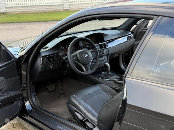 Black BMW 320 2007 in Vilnius, with an engine capacity of 2.00 L and mileage of 290 thousand km for 5700 €, photo 7 on AUTOMOTO.COM.LV