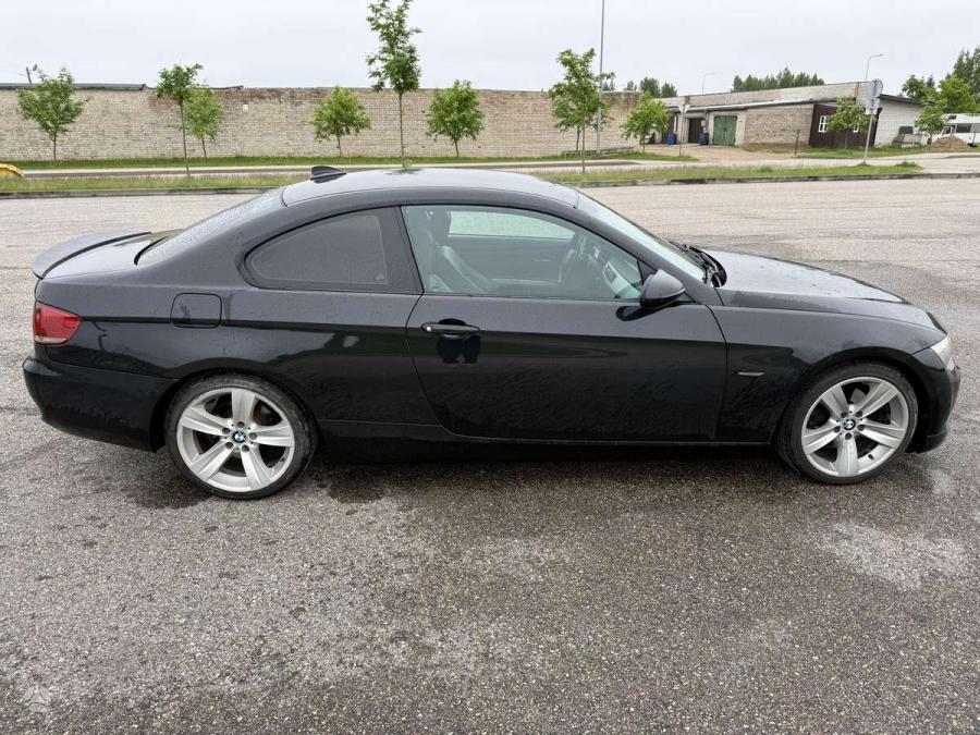 Melns BMW 320 2007 Viļņa, ar dzinēja tilpumu 2.00 L un nobraukumu 395 tūkst. km par 4700 €, foto 3 vietnē AUTOMOTO.COM.LV