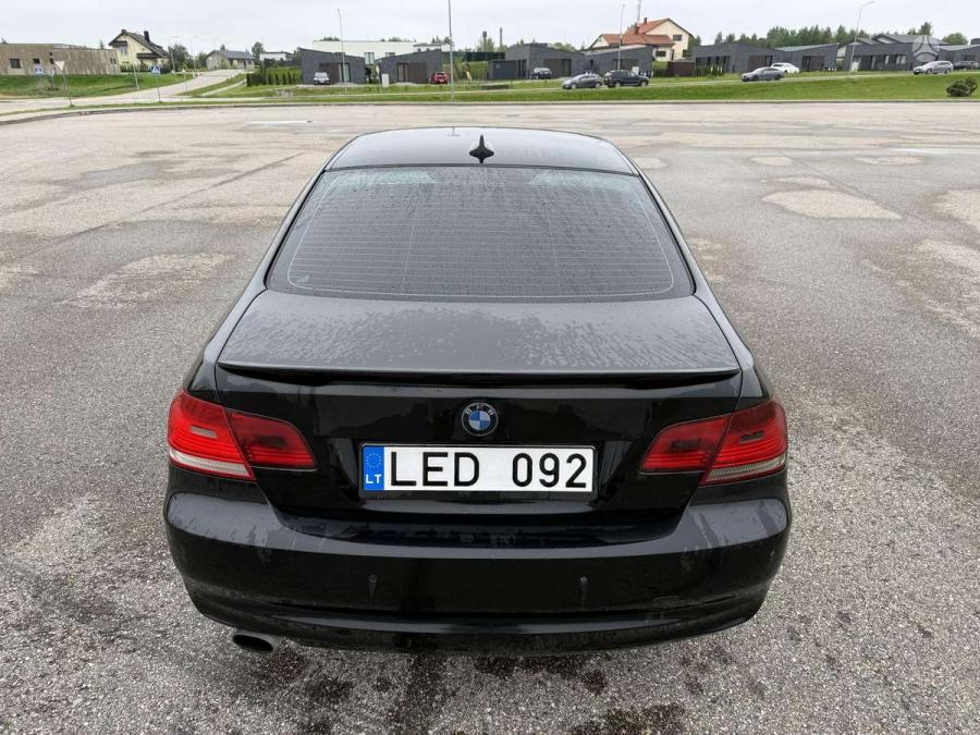 Melns BMW 320 2007 Viļņa, ar dzinēja tilpumu 2.00 L un nobraukumu 395 tūkst. km par 4700 €, foto 4 vietnē AUTOMOTO.COM.LV